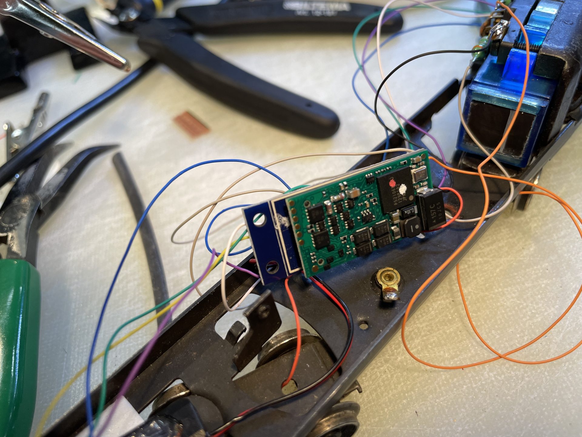 Märklin 60996 PluX22-lyddekoder i Märklin 3067 – Digitaltog.dk